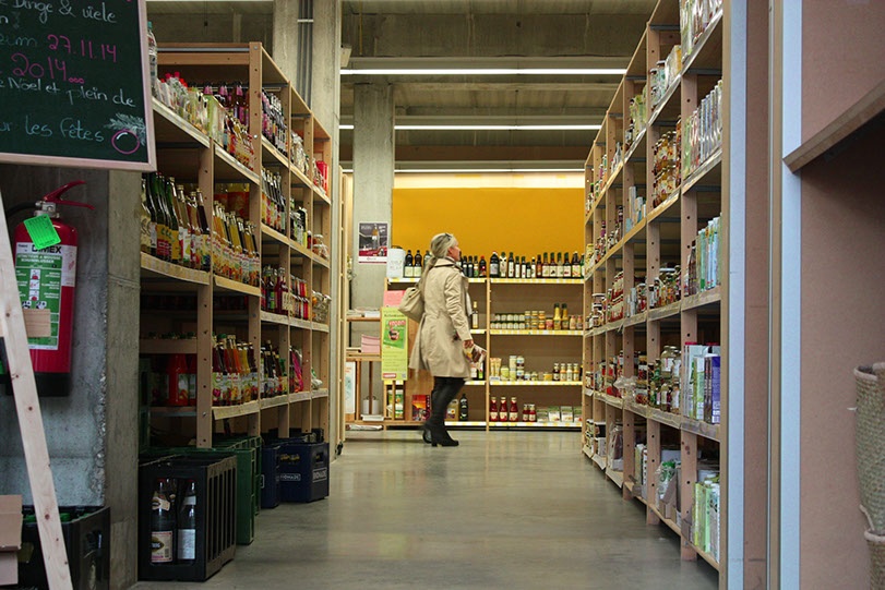 Duurzame houten rekken voor winkelinrichting